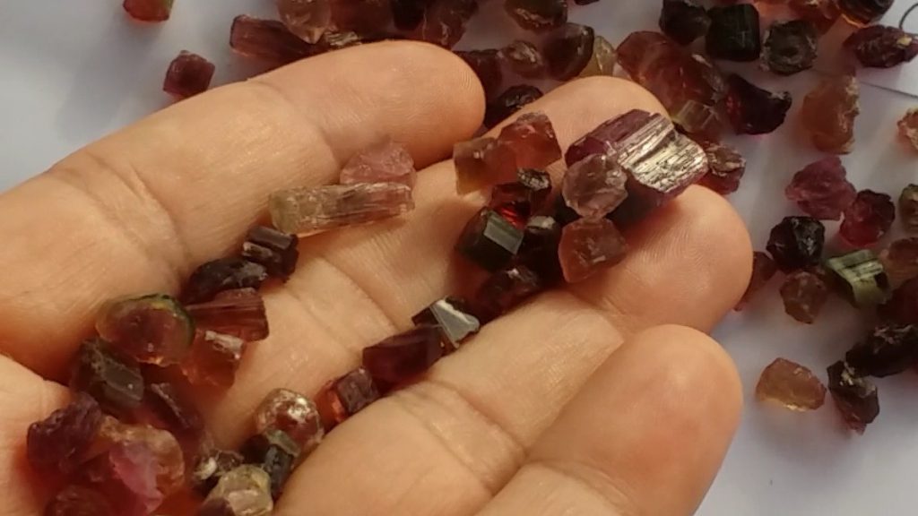 Quais São as Cores da Pedra Turmalina? Por que Variam? | Mundo Ecologia